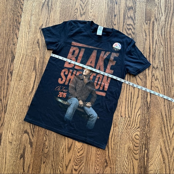 Gildan | Shirts | Blake Shelton Merch Tour Tshirt | Poshmark